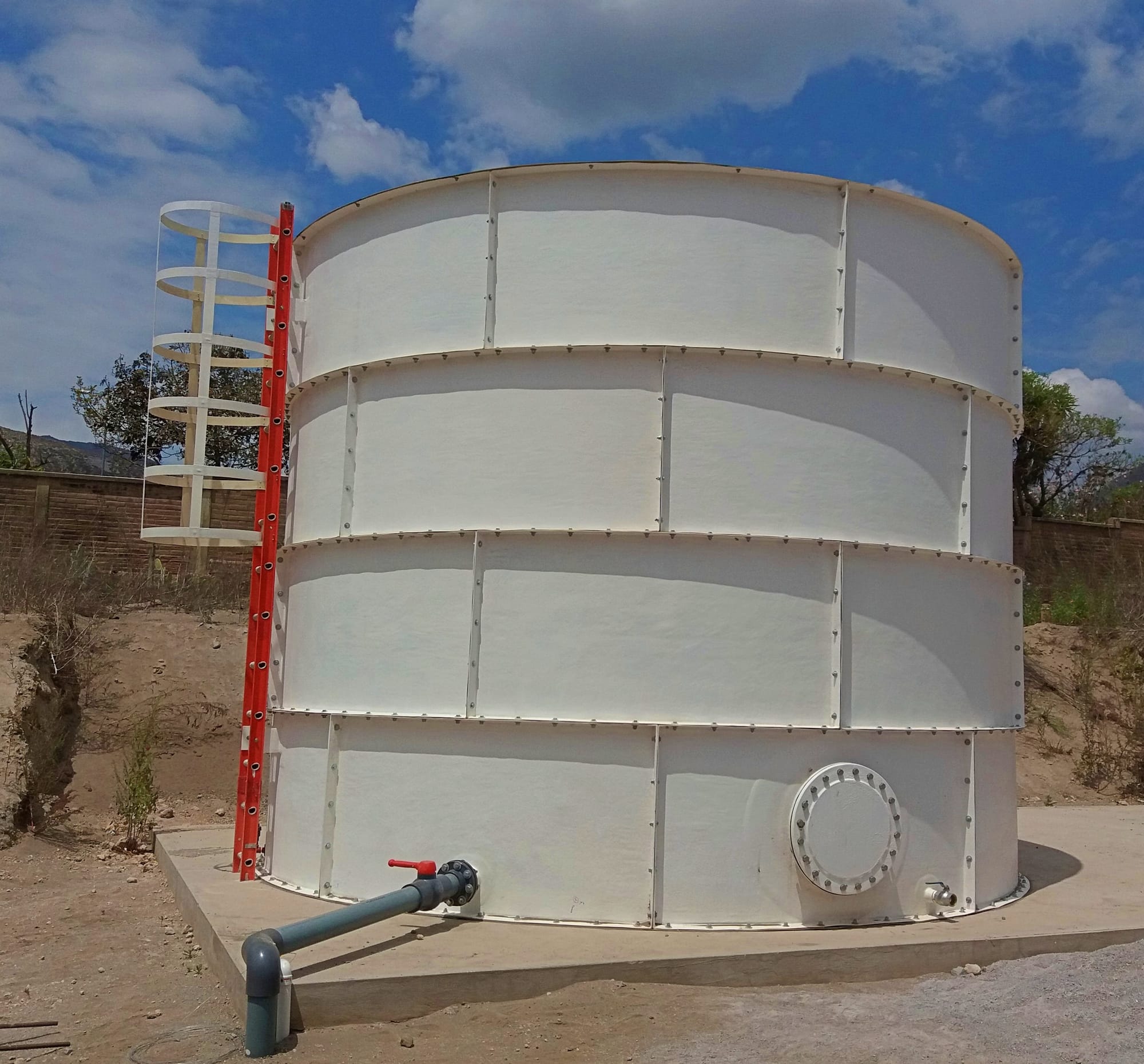 TANQUES INDUSTRIALES EN PRFV - AQUAGROUP Cía. Ltda.