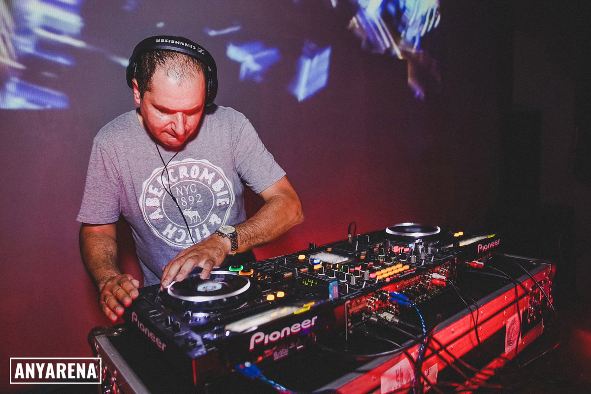 Gerard announces Guest DJ Psycho-UK and playlists for his show.