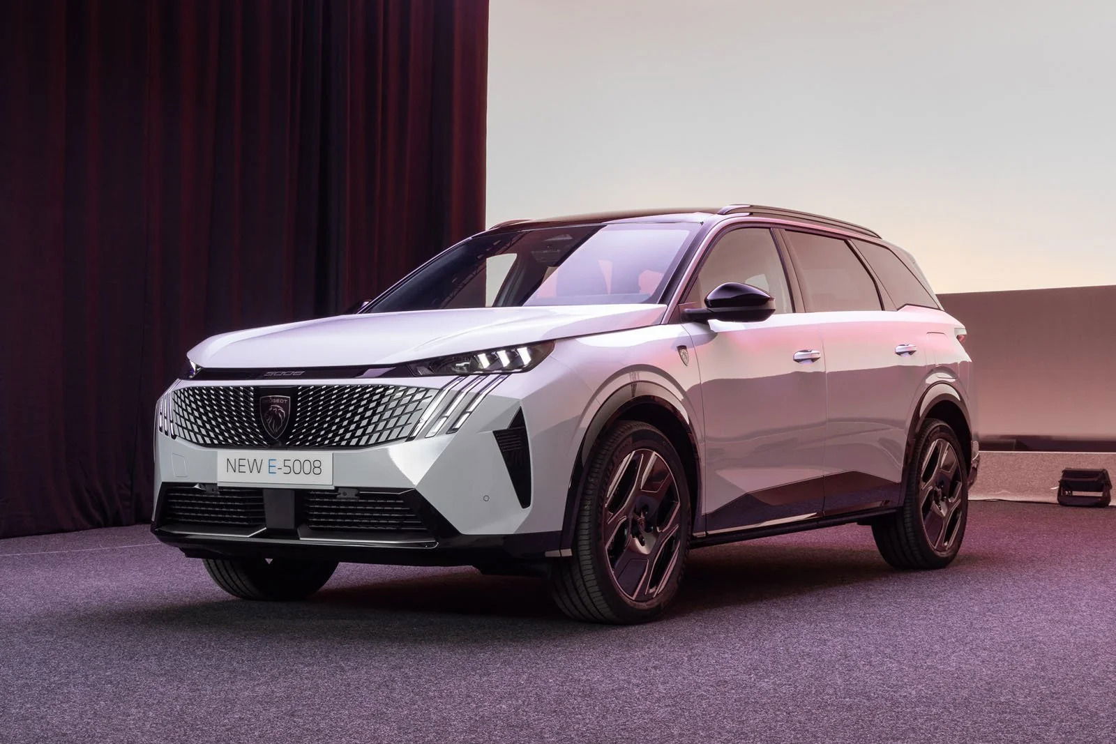PEUGEOT E-5008: New Standards in Electric SUV Performance and Style