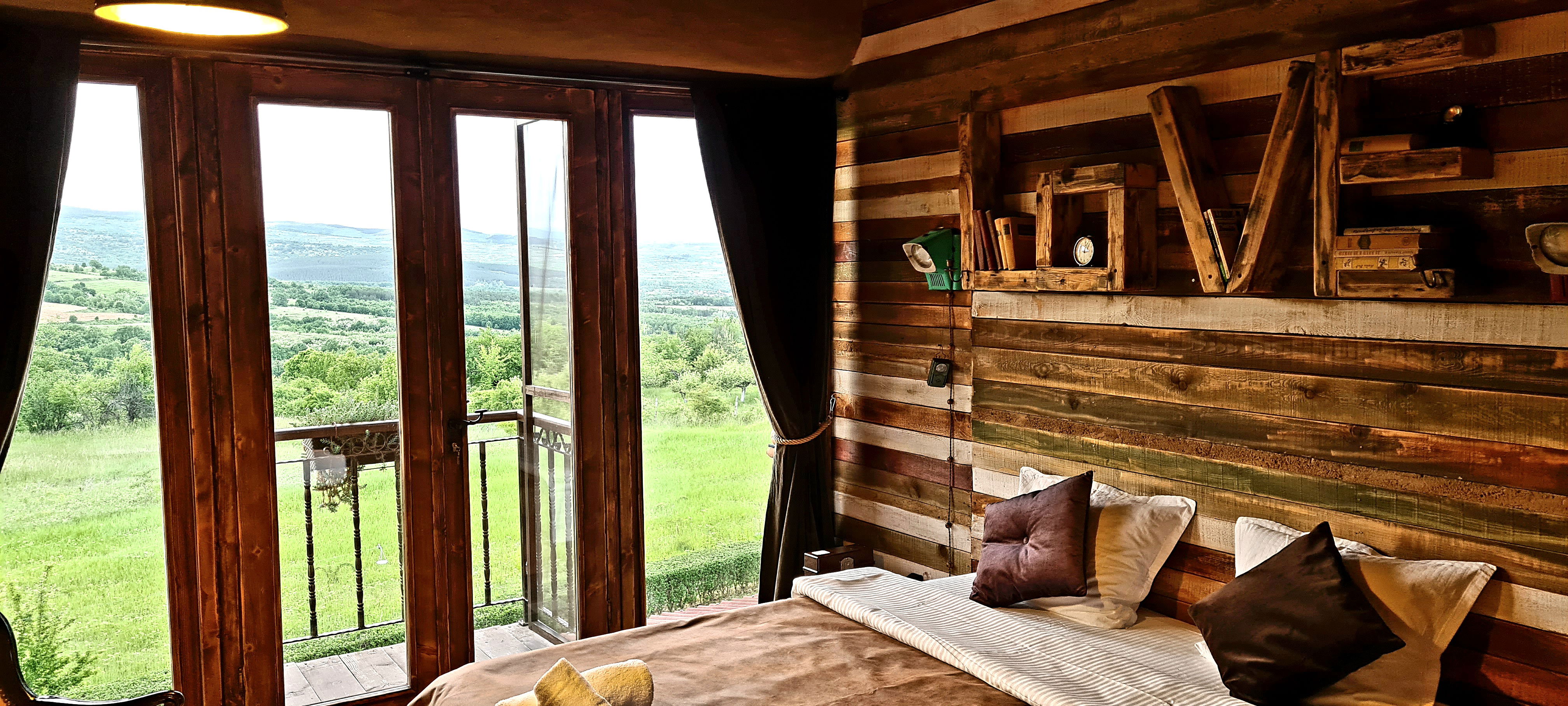 дизайнерска стая в сламената къща. - COB CAMP